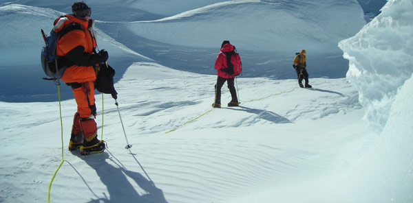 Crina COCO Popescu este prima alpinista din lume care incheie circuitul ...