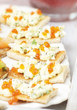 Paine prajita, cu ou si icre rosii | Aperitive fara carne | Avantaje.ro ...